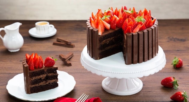 Strawberry Chocolate Cake with KITKAT Spread Recipe | Nestle Professional